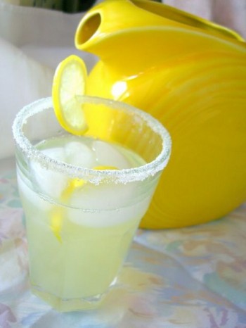 Classic Homemade Lemonade - Baking Bites